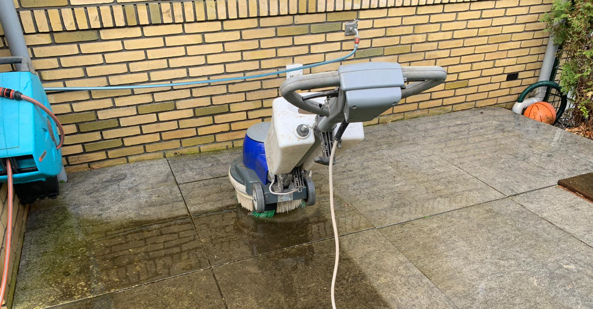 Ecologisch terrassen reinigen met de Belgische Terrazza TMC-borstelmachine