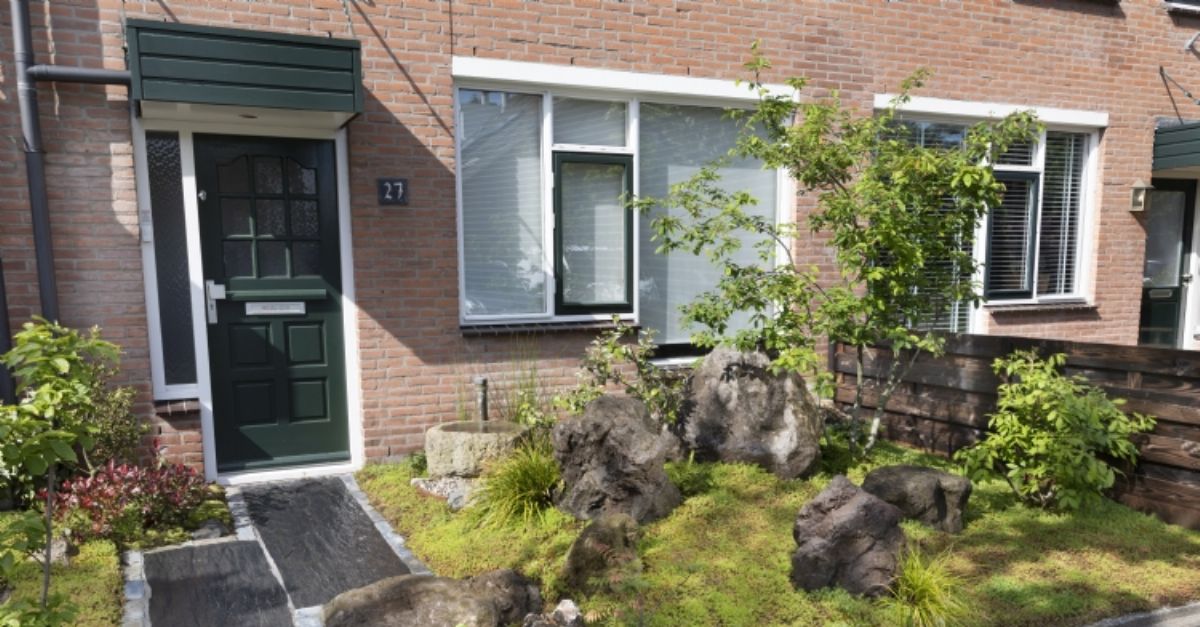 Bijzondere Japanse voortuin gerealiseerd met lokale materialen