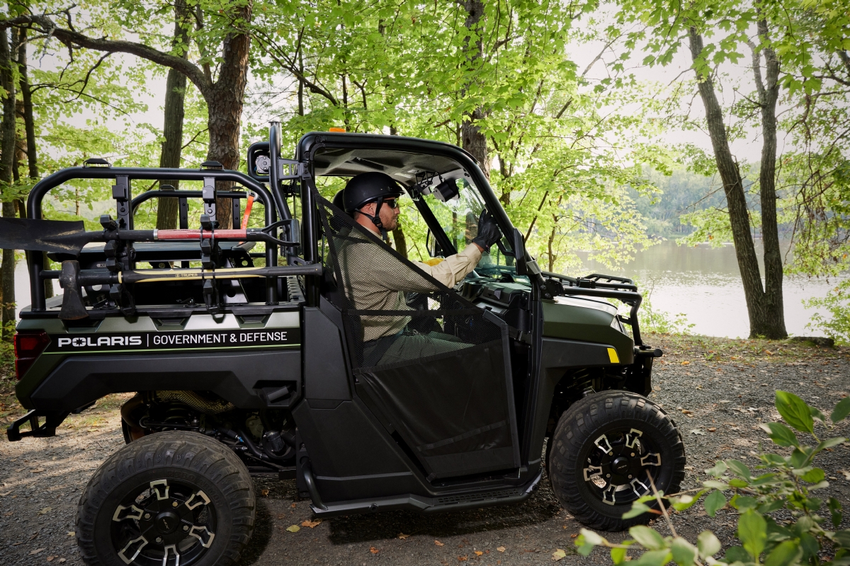 Werken met de RANGER Kinetic Ultimate van Polaris, de Tesla onder de ATV's